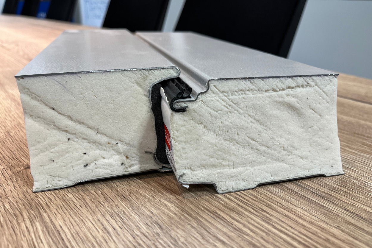 Sandwich panels with waterproof coupling