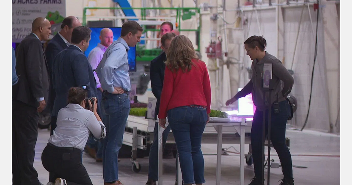 US (KY): 80 Acres Farms tours its latest Florence farm