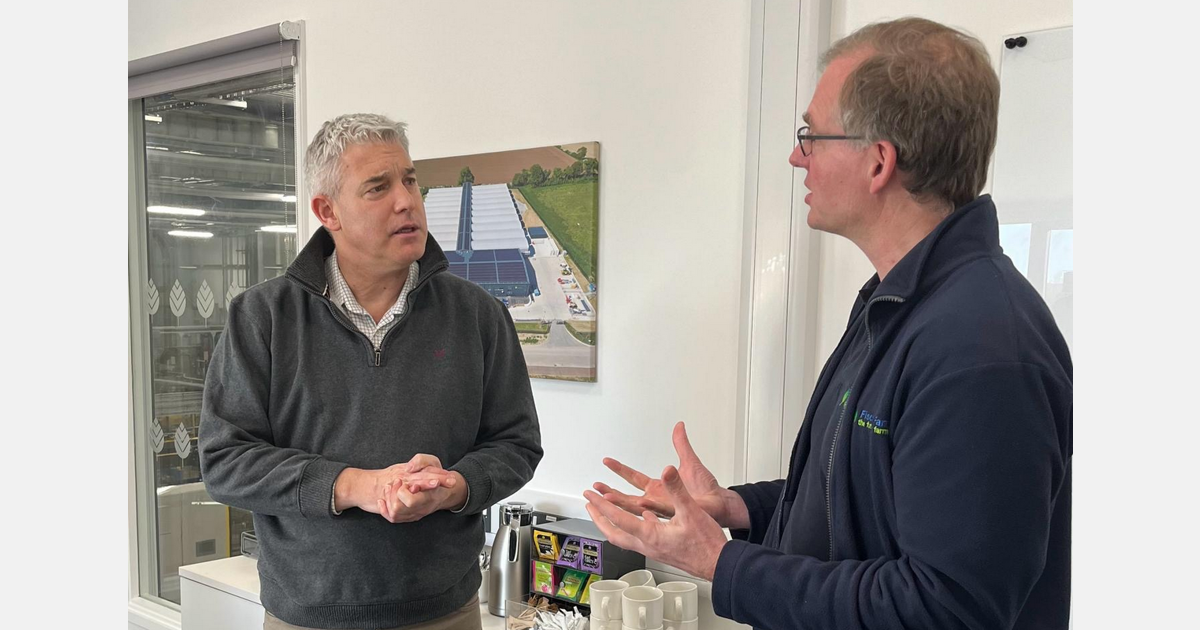 UK: DEFRA Secretary visits Norwich vertical farm